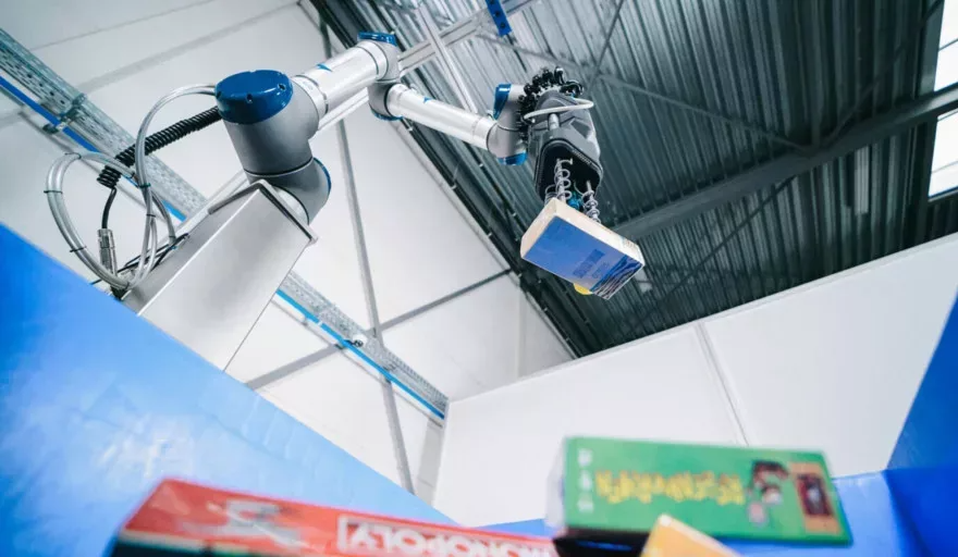 Smart Robotics : The Shift Towards Smart Warehousing